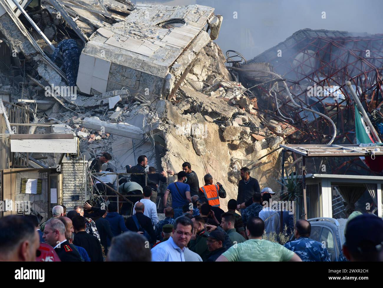 (240402) -- DAMASCUS, April 2, 2024 (Xinhua) -- People gather at the ...