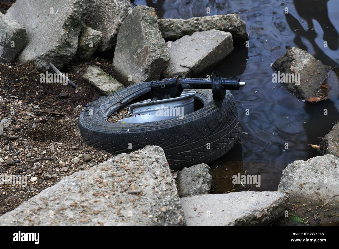 Car suspension broken hi-res stock photography and images - Alamy