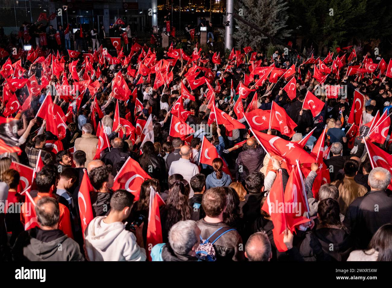 Ankara, Turkey. 31st Mar, 2024. Citizens shout slogans and wave Turkish ...