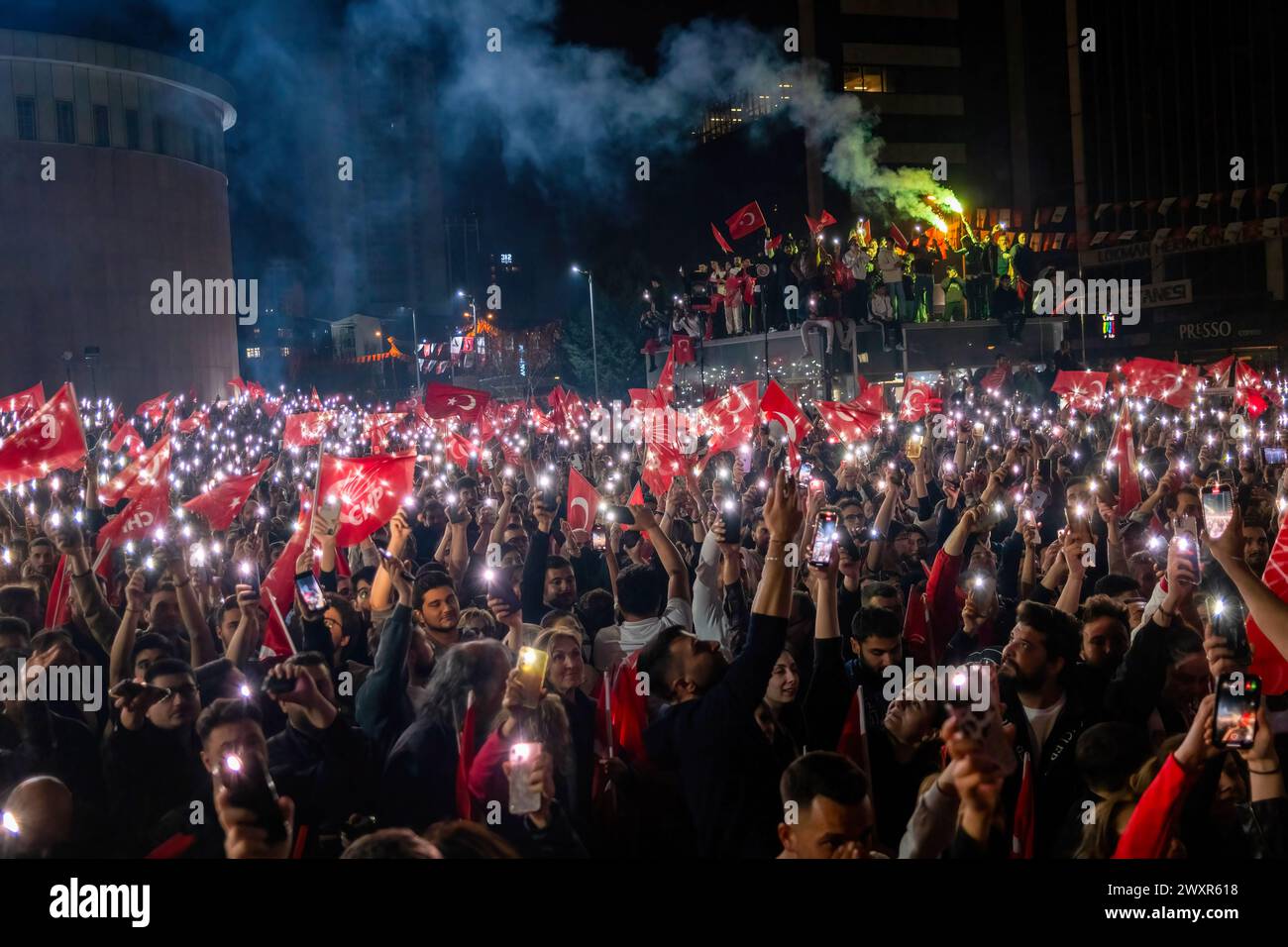 Hundreds of people shout slogans and turn on their cellphone ...