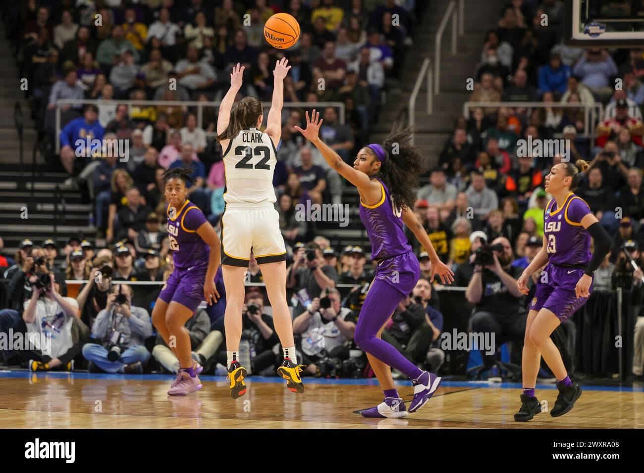 Angel reese caitlin clark hi-res stock photography and images - Alamy