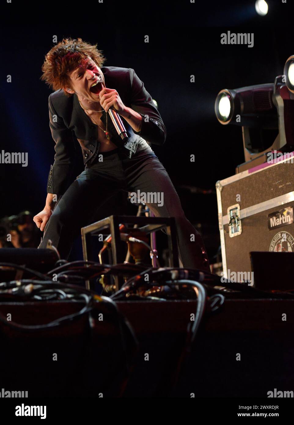 Matt Shultz of Cage the Elephant on stage Stock Photo - Alamy