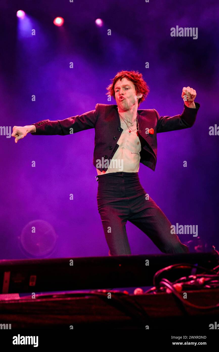 Matt Shultz of Cage the Elephant on stage Stock Photo - Alamy