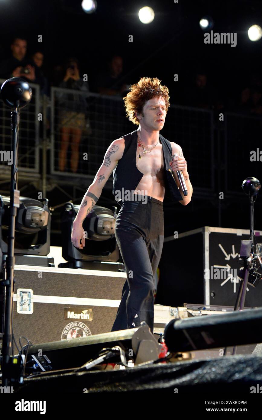 Matt Shultz of Cage the Elephant on stage Stock Photo - Alamy
