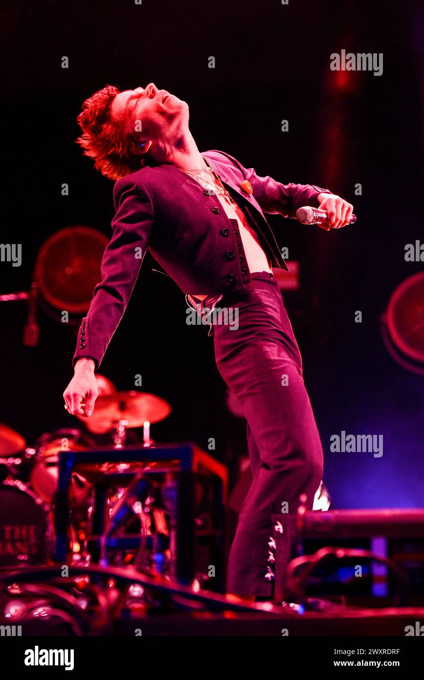 Matt Shultz of Cage the Elephant on stage Stock Photo - Alamy