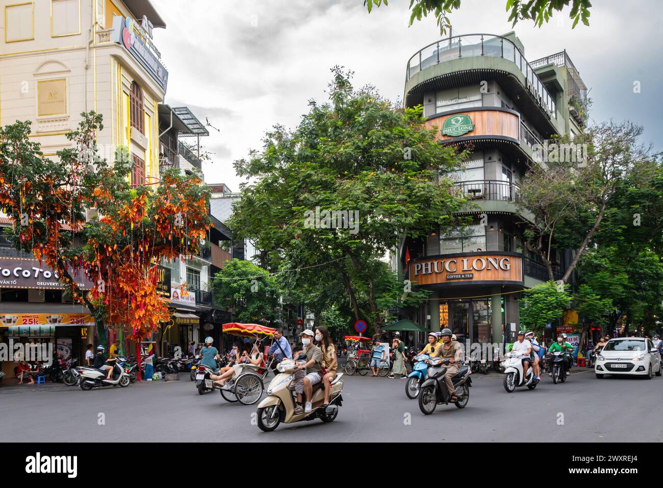 Busy streets of the Old Quarter in Hanoi, Vietnam Stock Photo - Alamy