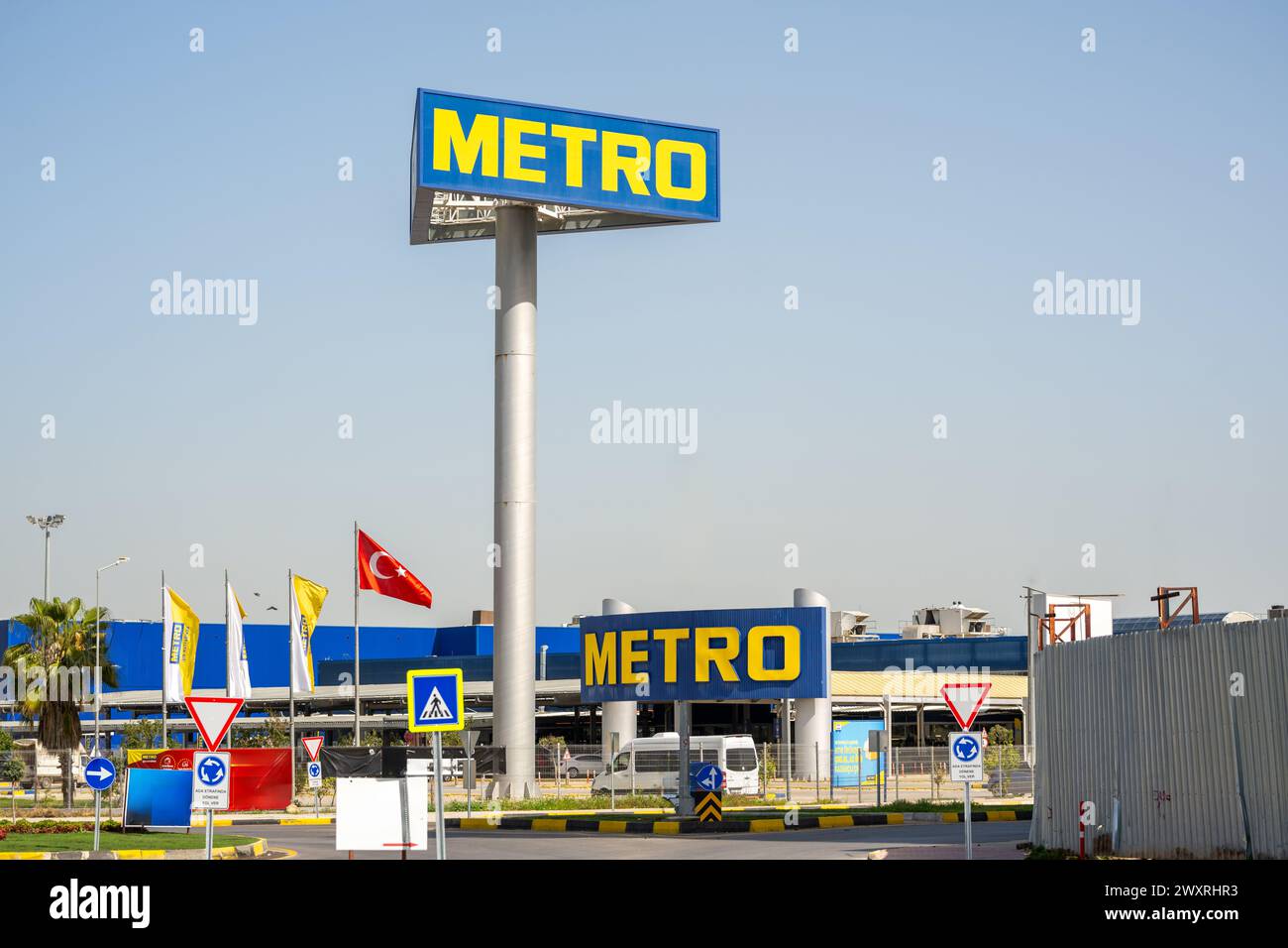 Antalya, Turkey - March 29, 2024: Metro wholesale grocery store Stock ...