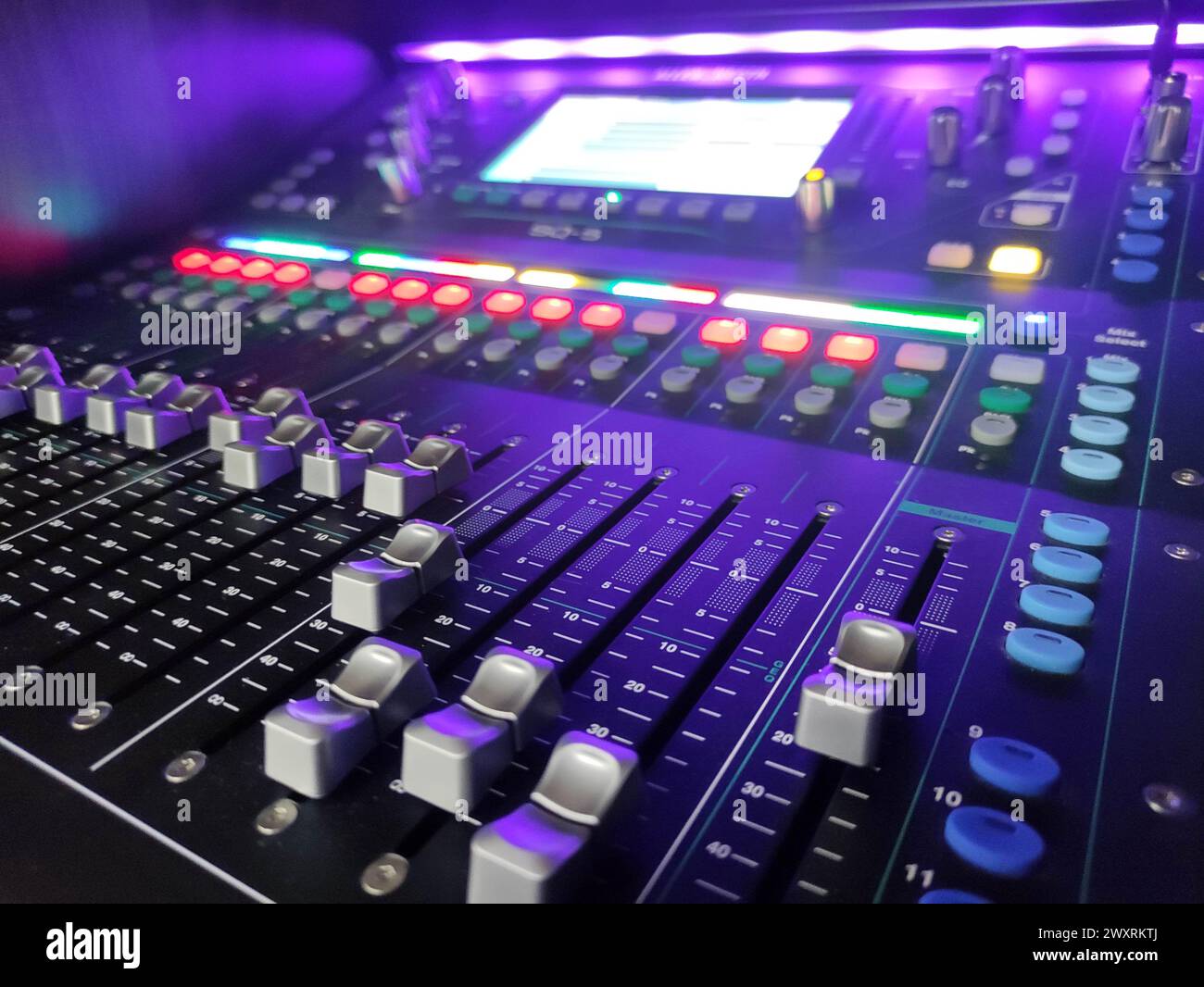 Professional deejay hi-res stock photography and images - Alamy