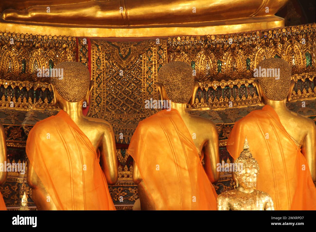 Golden buddha statues in serene hi-res stock photography and images - Alamy