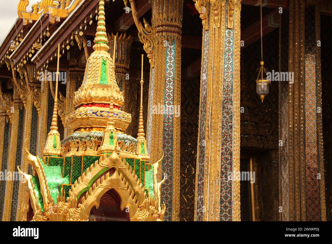 Gold structure hi-res stock photography and images - Alamy