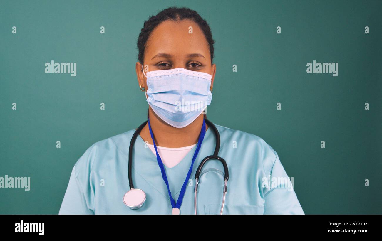 Nurse wearing blue surgical hi-res stock photography and images - Alamy