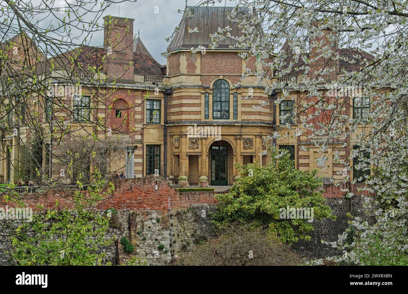 Eltham Palace, a medieval manor house with 1930s Art Deco additions ...