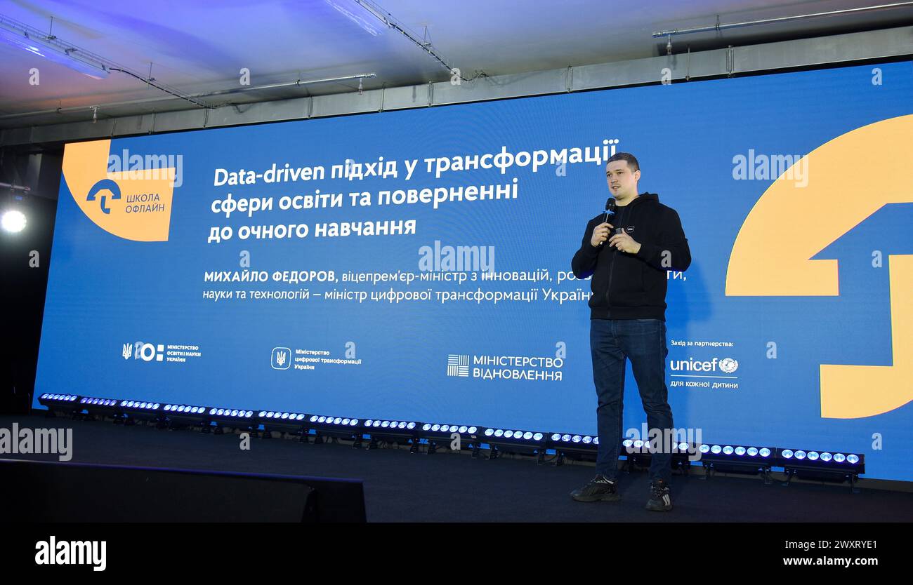 Digital transformation in education hi-res stock photography and images ...