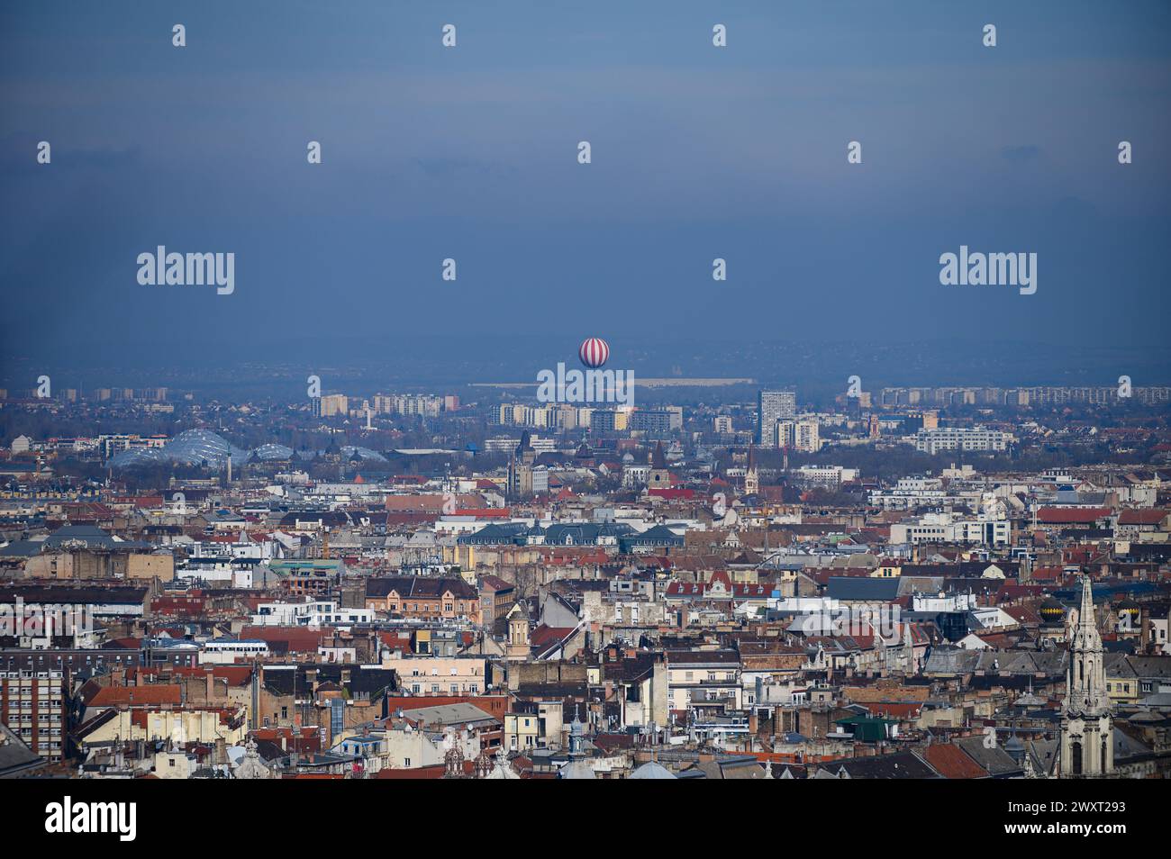Skyline landmarks air balloons hi-res stock photography and images - Alamy