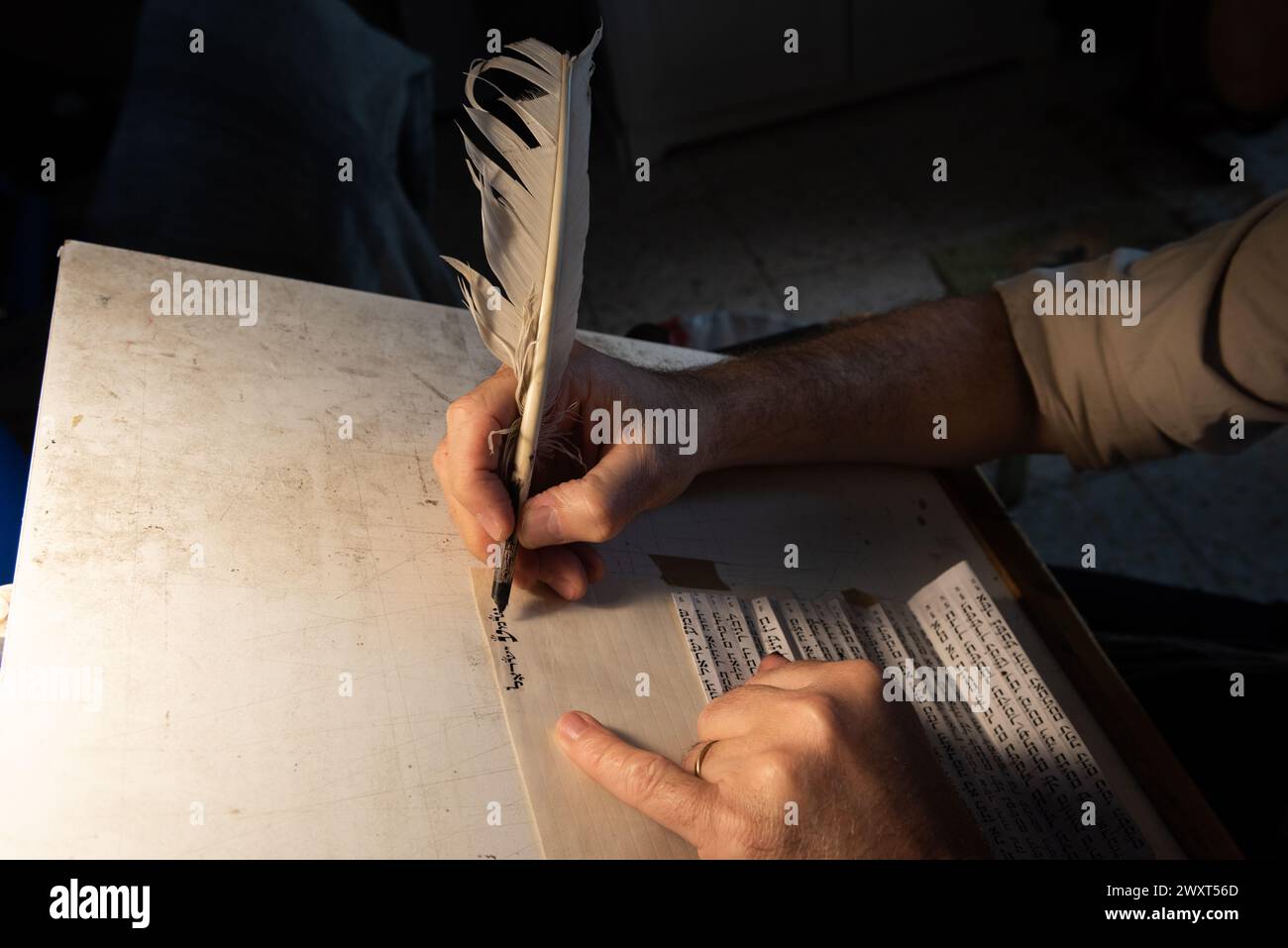 Hand holding quill pen hi-res stock photography and images - Alamy