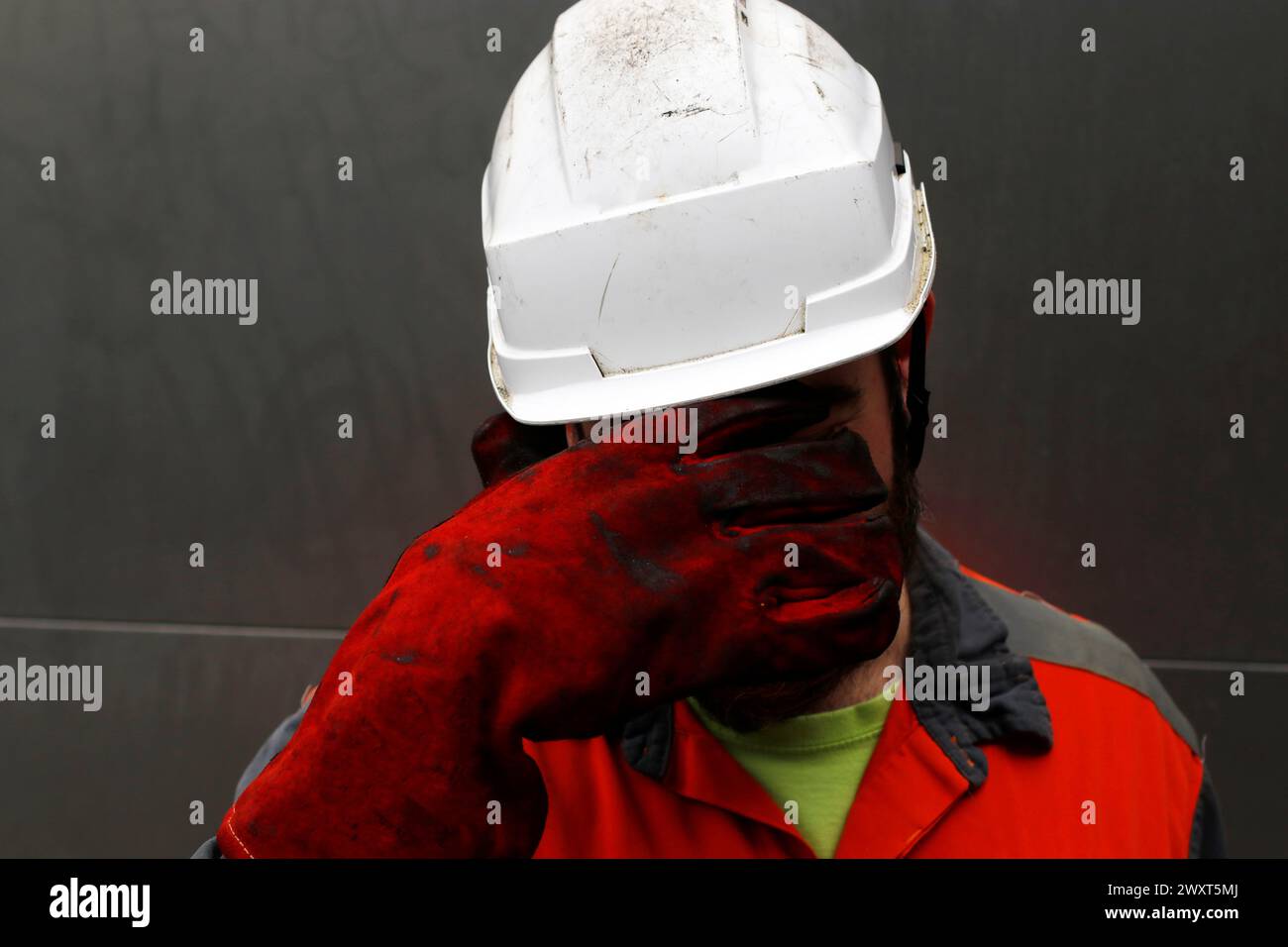 Face shield construction hi-res stock photography and images - Alamy