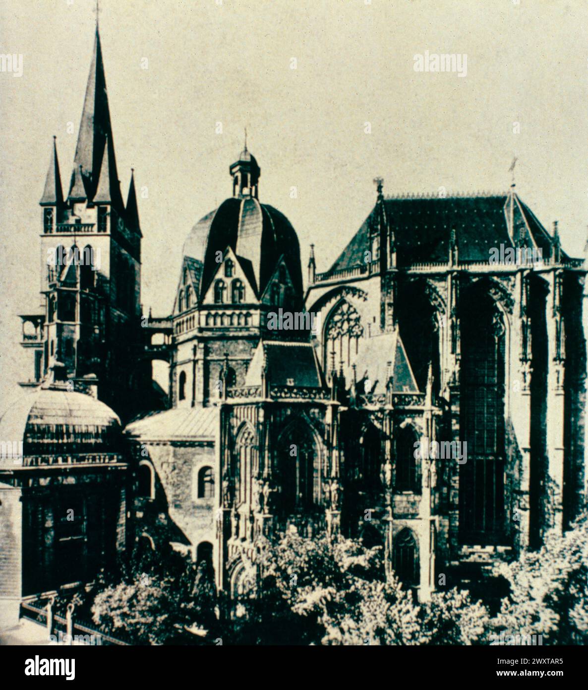 The Palace Chapel of Charlemagne, Aachen, Germany 1980s Stock Photo - Alamy