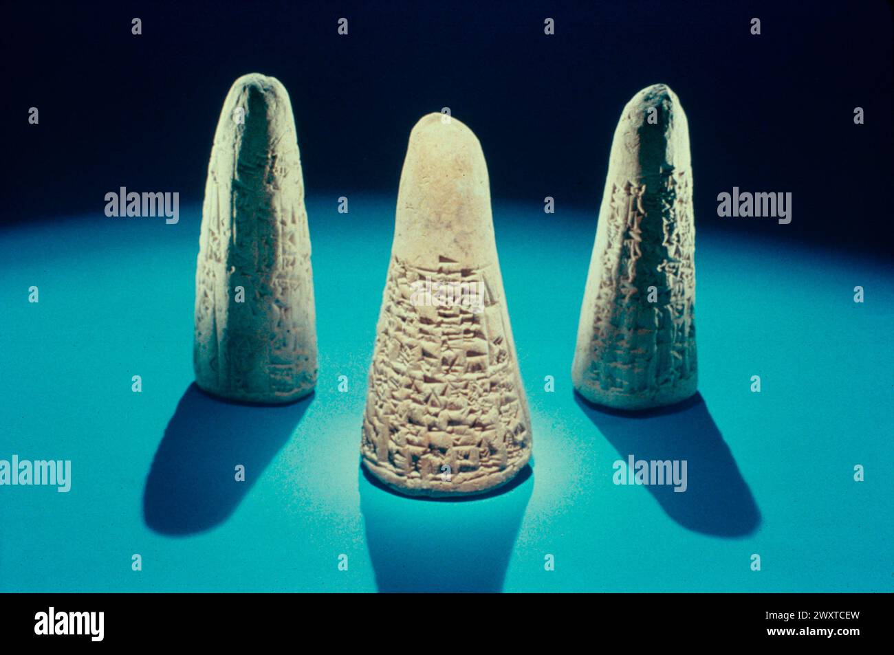 Cuneiform mesopotamia hi-res stock photography and images - Alamy