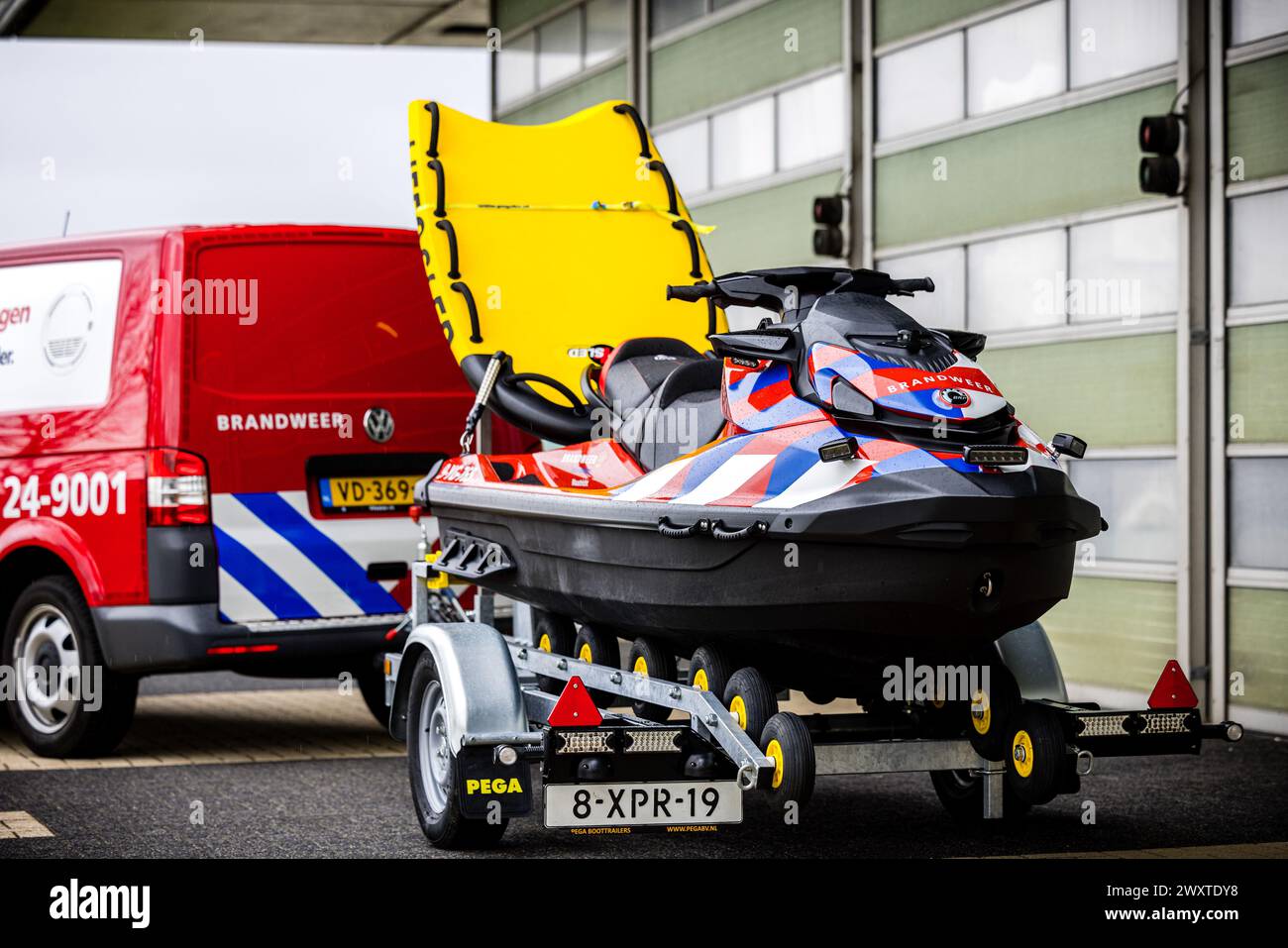 MAASTRICHT - Presentation of a fire brigade watercraft. The fire ...