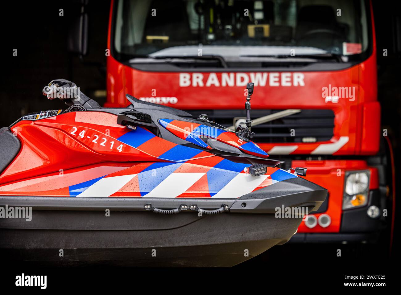 MAASTRICHT - Presentation of a fire brigade watercraft. The fire ...