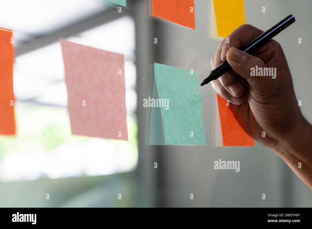 Sticky note on wall hi-res stock photography and images - Alamy