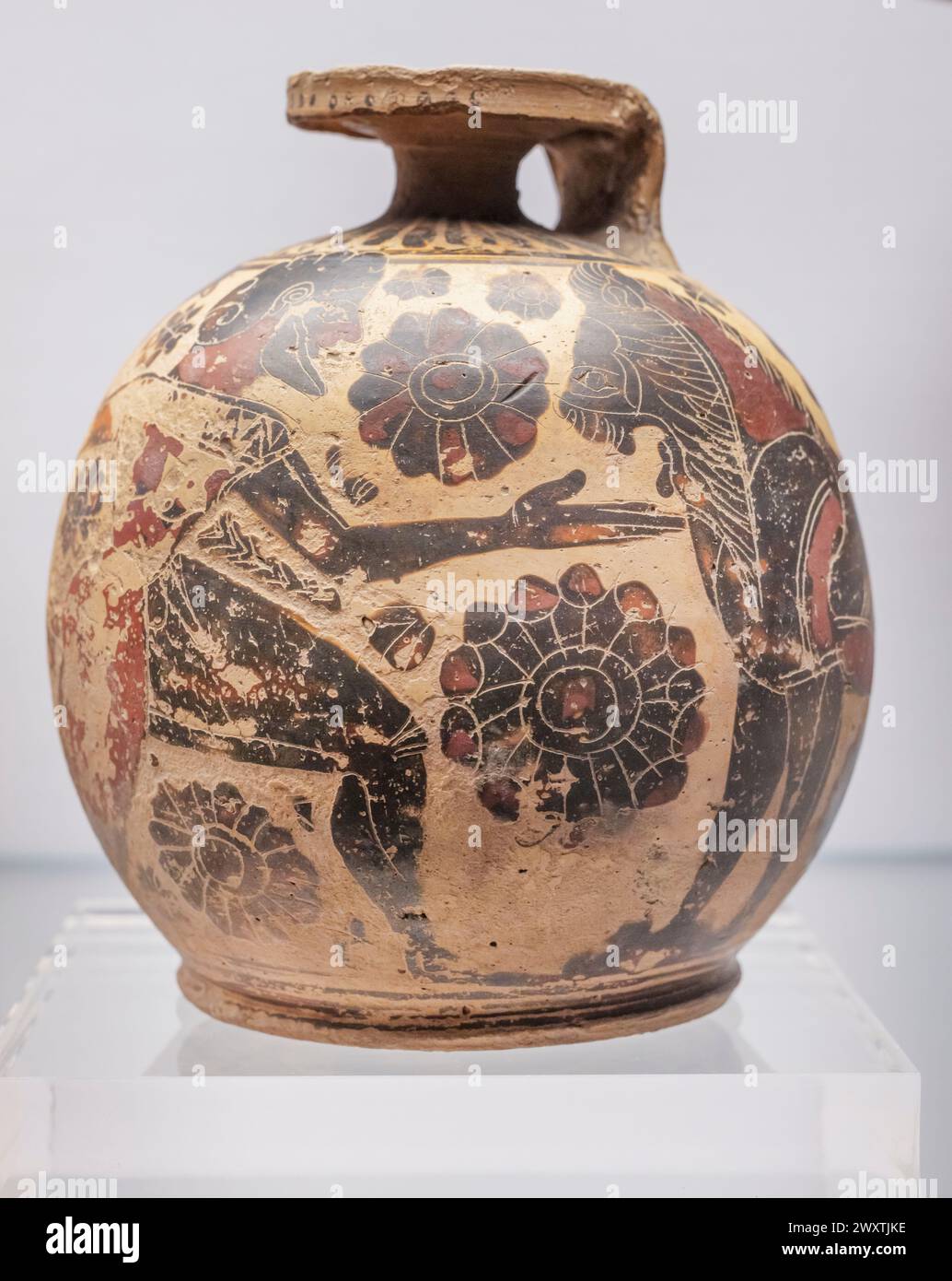 Terracotta aryballos hi-res stock photography and images - Alamy