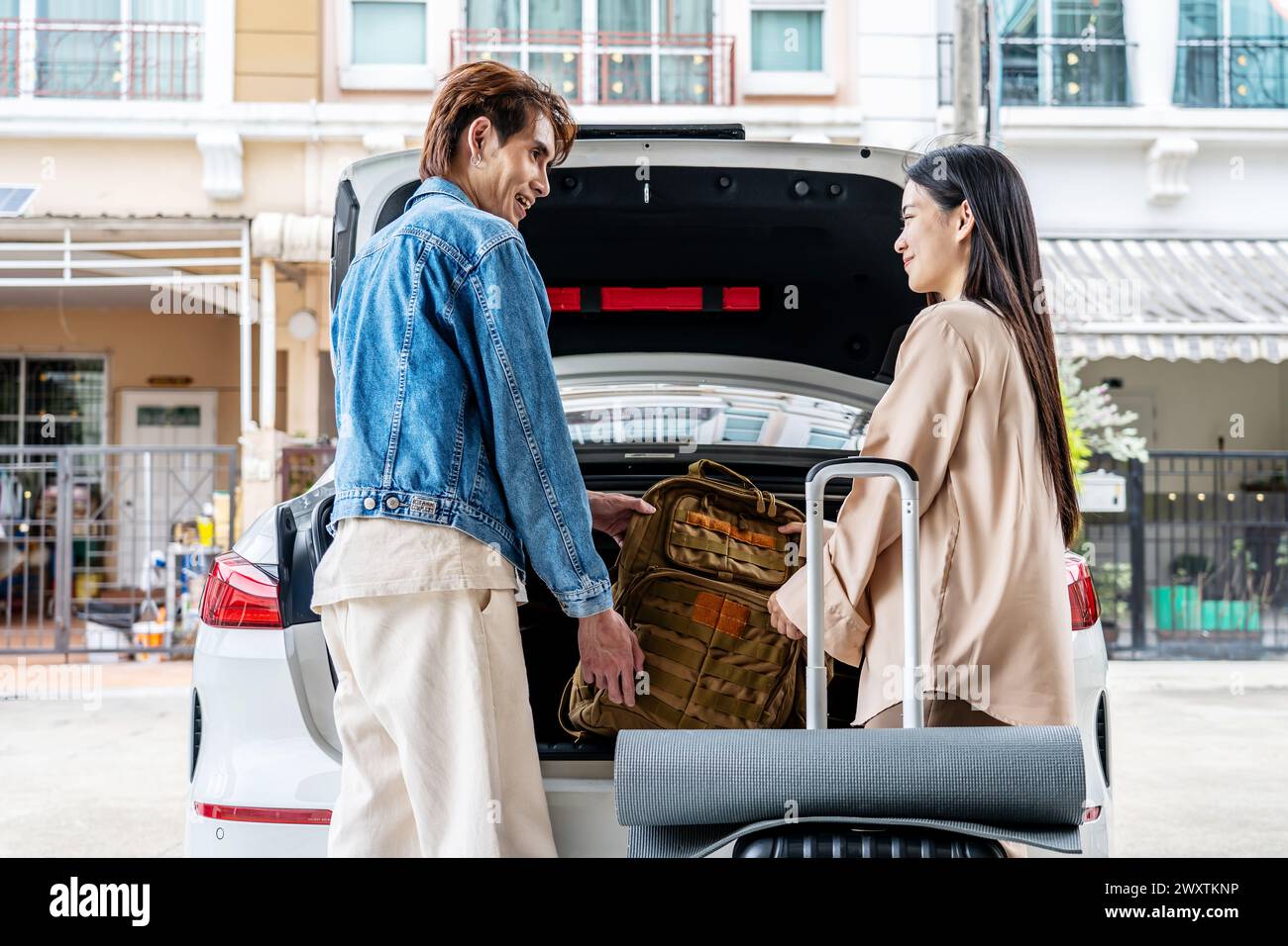 Putting a car together hi-res stock photography and images - Alamy