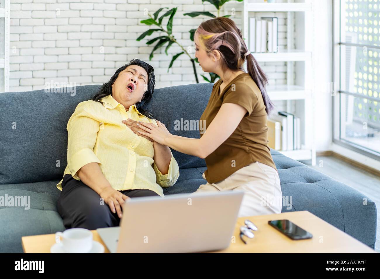 Senior woman home assistant who hi-res stock photography and images - Alamy