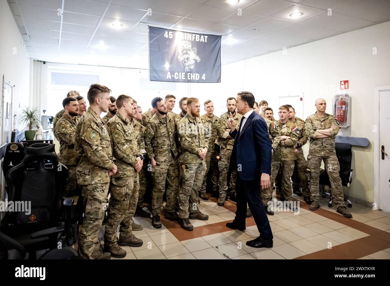RUKLA - Outgoing Prime Minister Mark Rutte visits Dutch soldiers at a ...