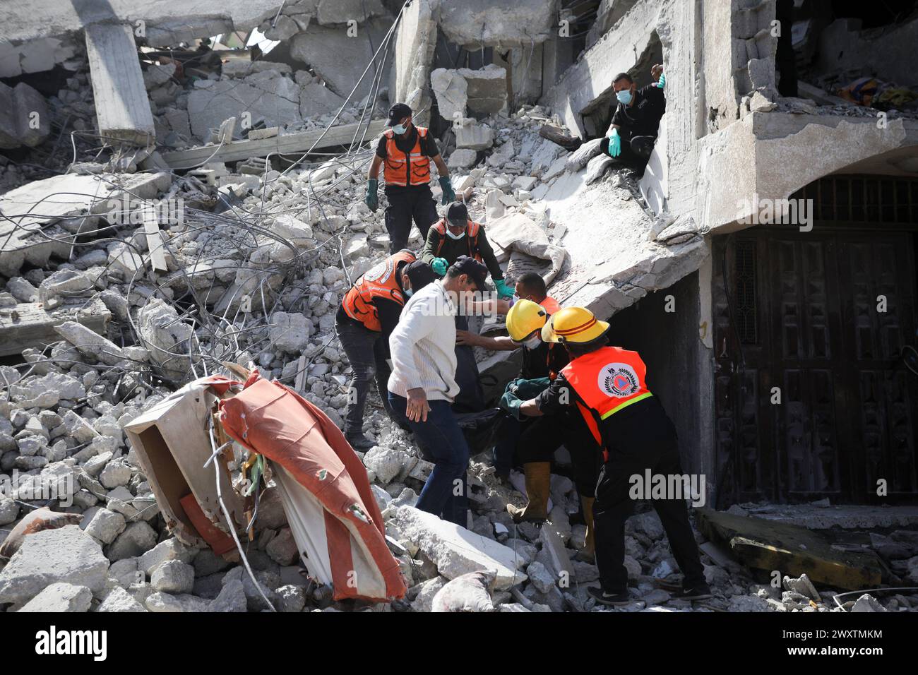 Rafah, Gaza. 01st Apr, 2024. Palestinian emergency personnel recover ...