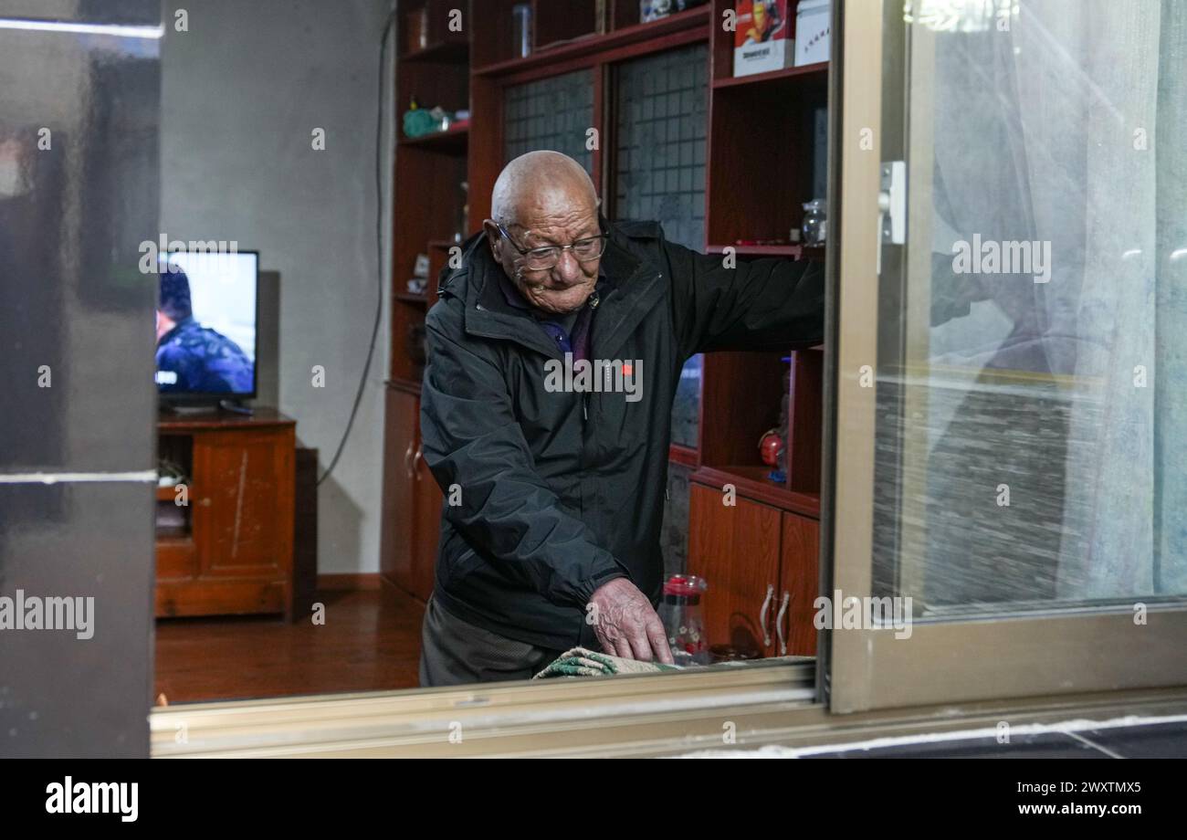 (240402) -- LHASA, April 2, 2024 (Xinhua) -- Yeshe Samdrup prepares to ...