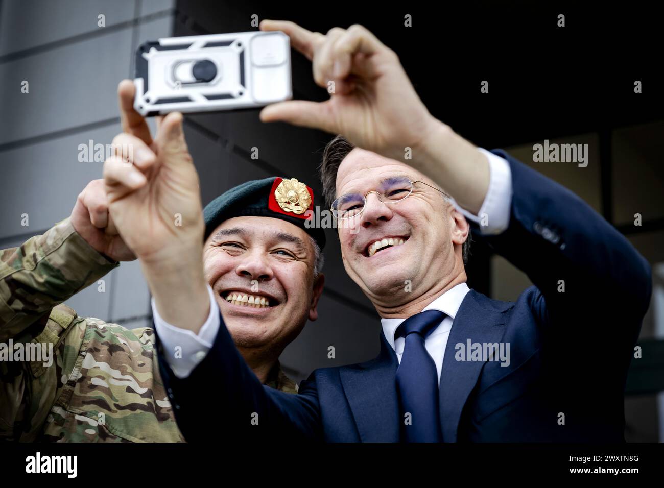 RUKLA - Outgoing Prime Minister Mark Rutte visits Dutch soldiers at a ...