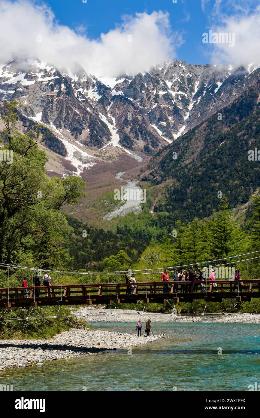 KAMIKOCHI, JAPAN - MAY 24 2023: Crowds of hikers and tourists on the ...