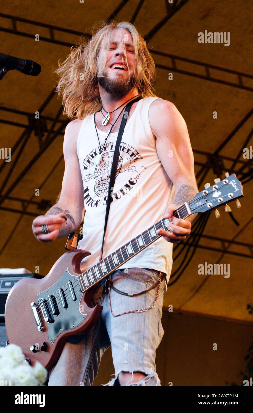 Singer songwriter performance hi-res stock photography and images - Alamy