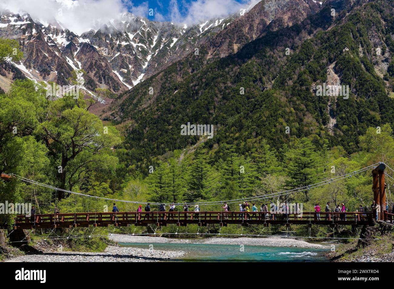 KAMIKOCHI, JAPAN - MAY 24 2023: Crowds of hikers and tourists on the ...