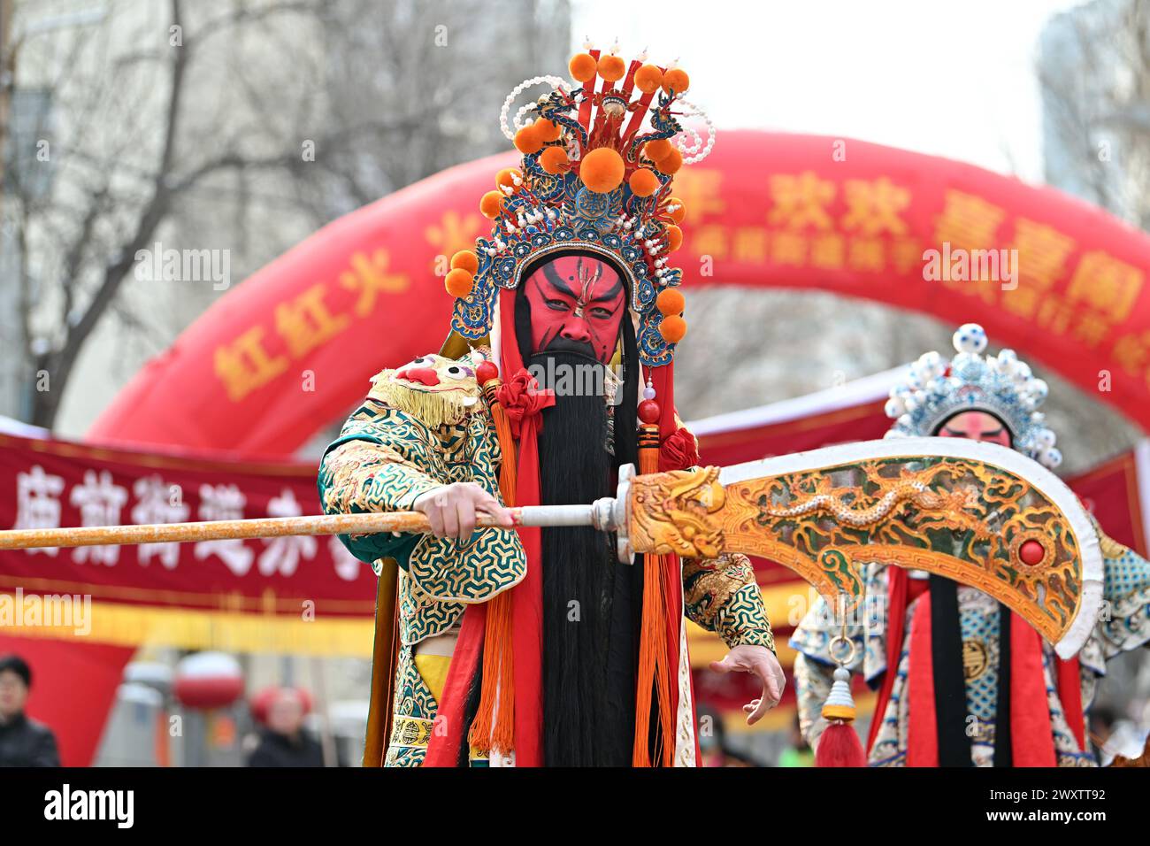 (240402) -- TAIYUAN, April 2, 2024 (Xinhua) -- Wu Lingyun stages a ...