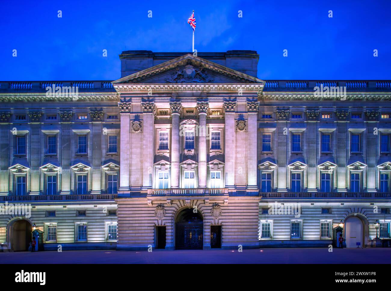 Grand entrance buckingham palace hi-res stock photography and images ...