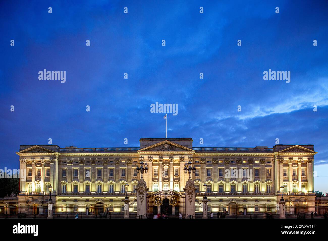 Buckingham Palace illuminated at dusk under a soft blue sky Stock Photo ...