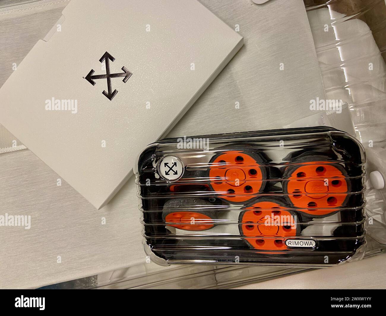 Off white virgil abloh hi-res stock photography and images - Alamy