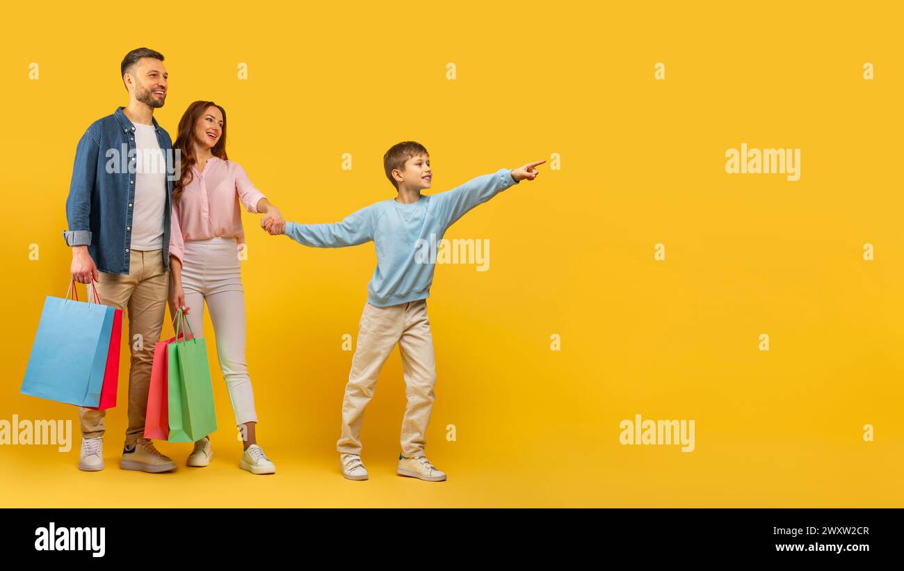 Family pointing looking hi-res stock photography and images - Alamy