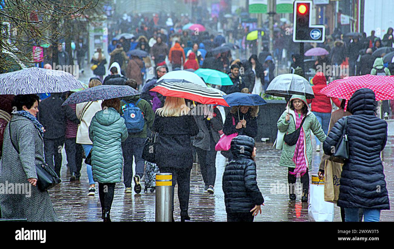 Glasgow, Scotland, UK. 2nd April, 2024: UK Weather: Cloudy weather and ...