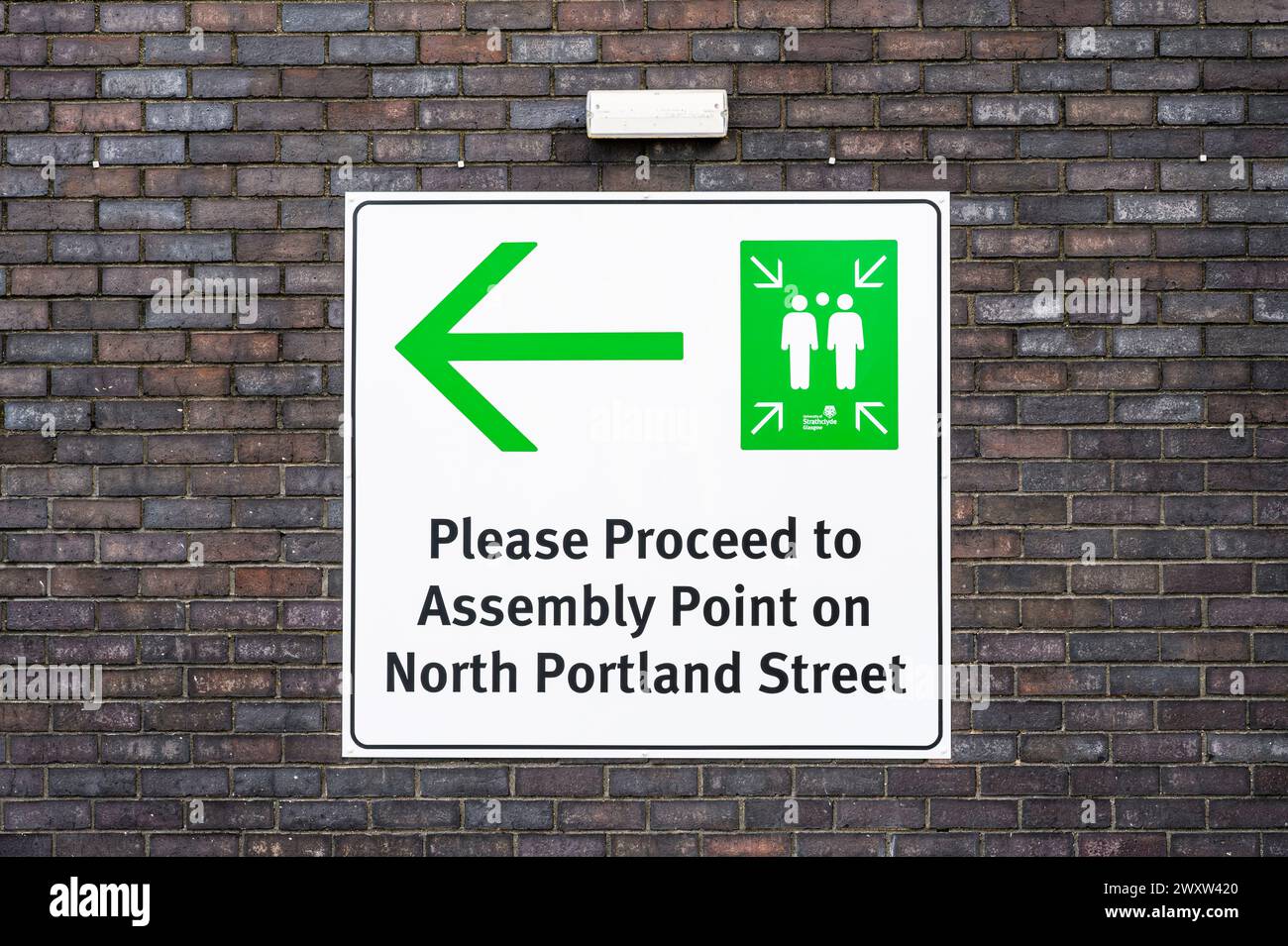 Green sign emergency assembly point hi-res stock photography and images ...