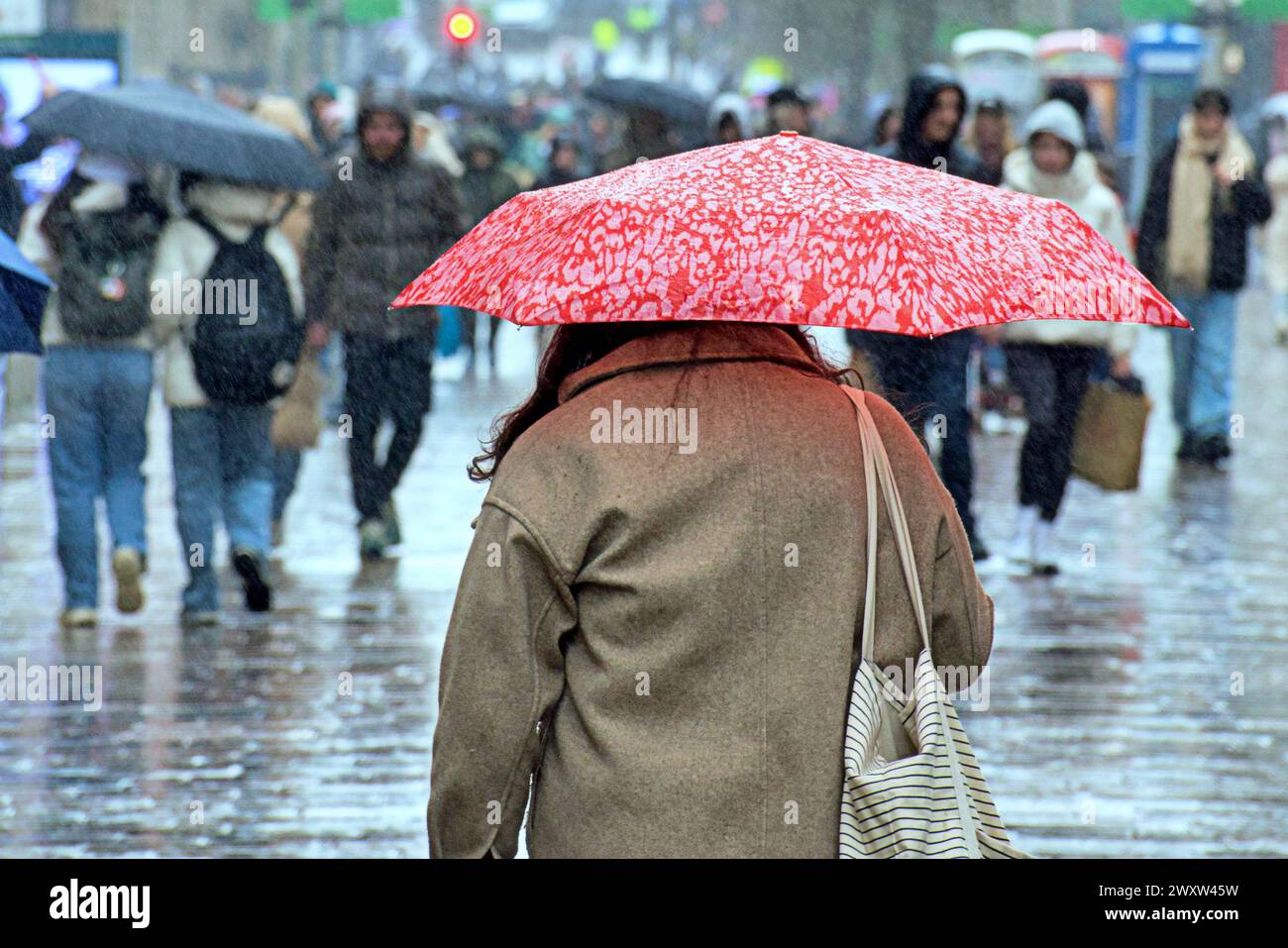 Glasgow, Scotland, UK. 2nd April, 2024: UK Weather: Cloudy weather and ...