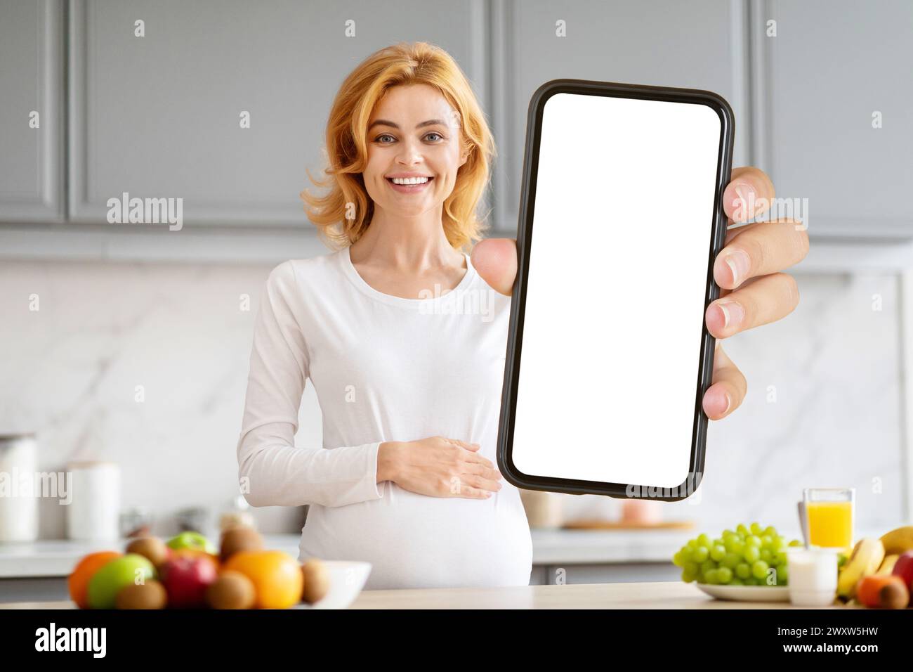 Pregnant woman showing smartphone screen Stock Photo - Alamy