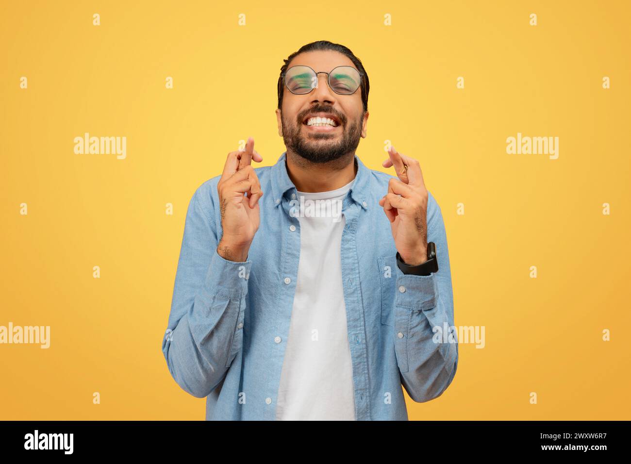 Individual making a wish with crossed fingers Stock Photo - Alamy