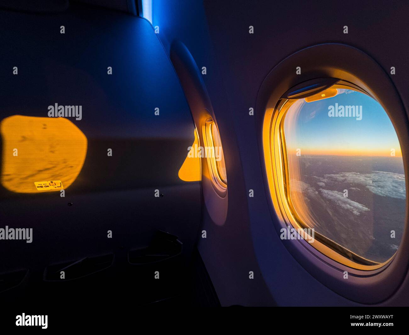 Sunset from the airplane window in flight, Atardecer desde la ventana ...