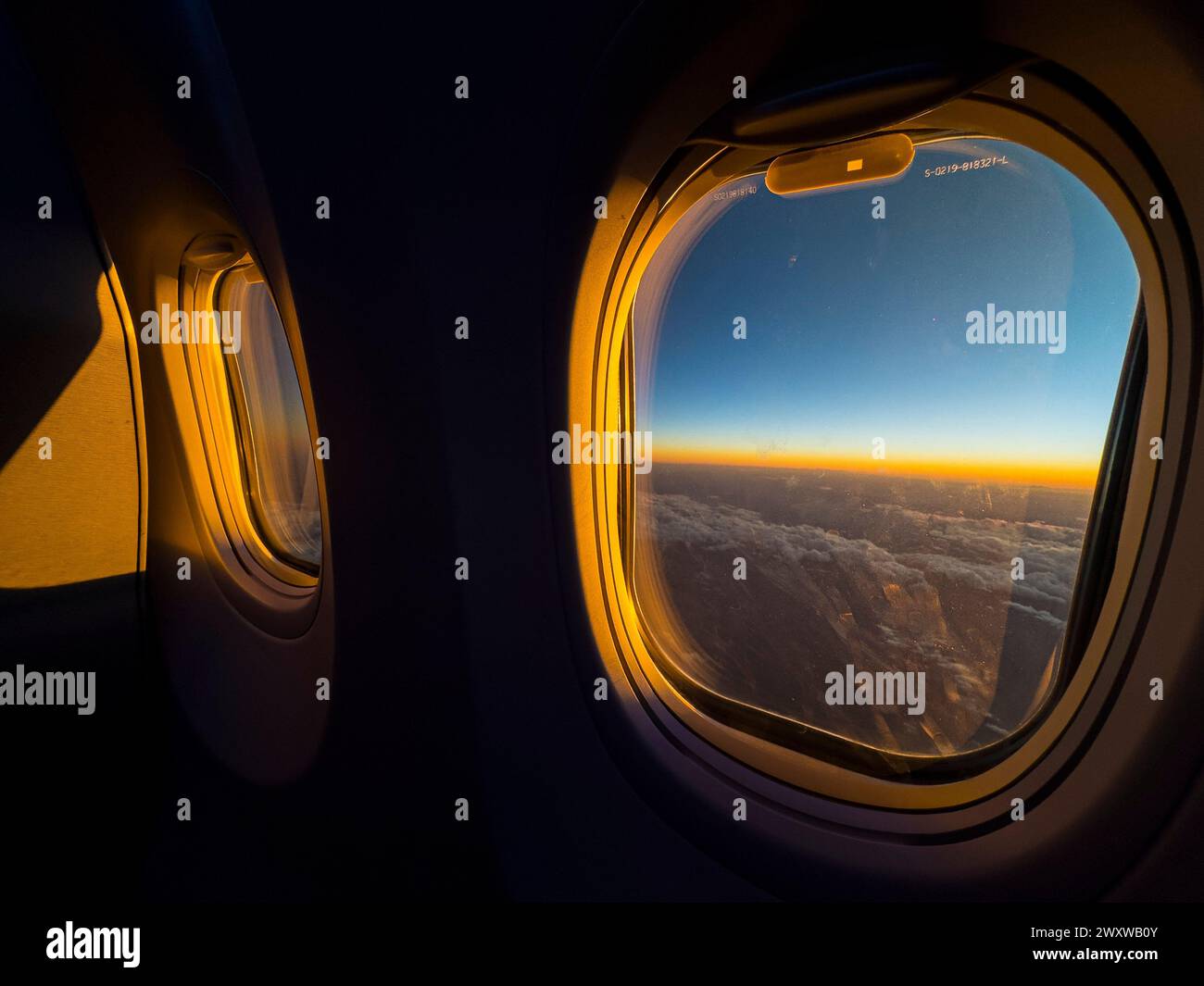 Sunset from the airplane window in flight, Atardecer desde la ventana ...