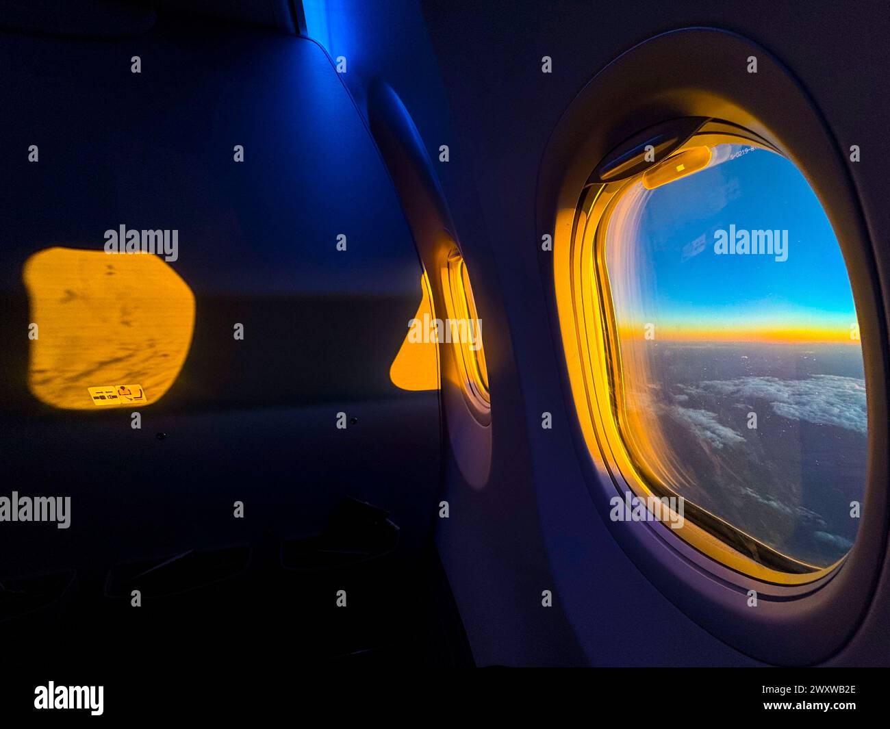 Sunset from the airplane window in flight, Atardecer desde la ventana ...