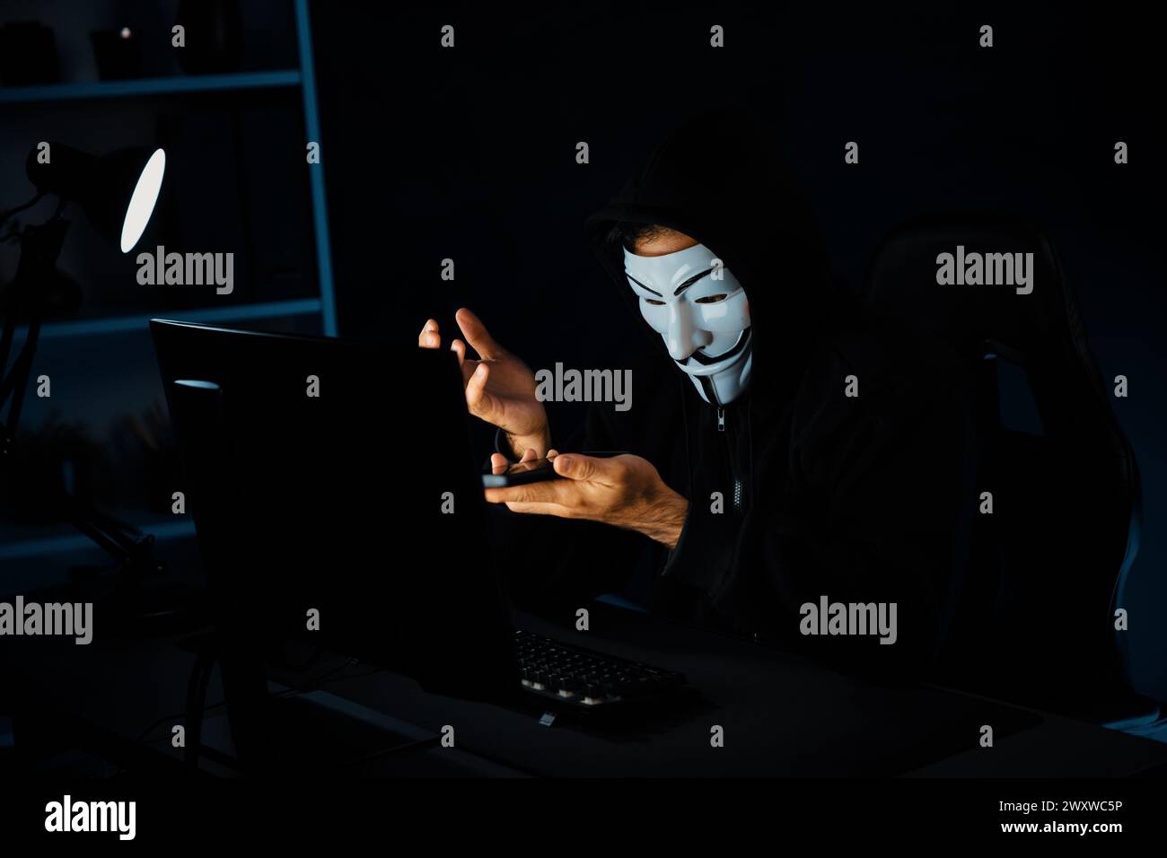 Smiling scammer hi-res stock photography and images - Alamy
