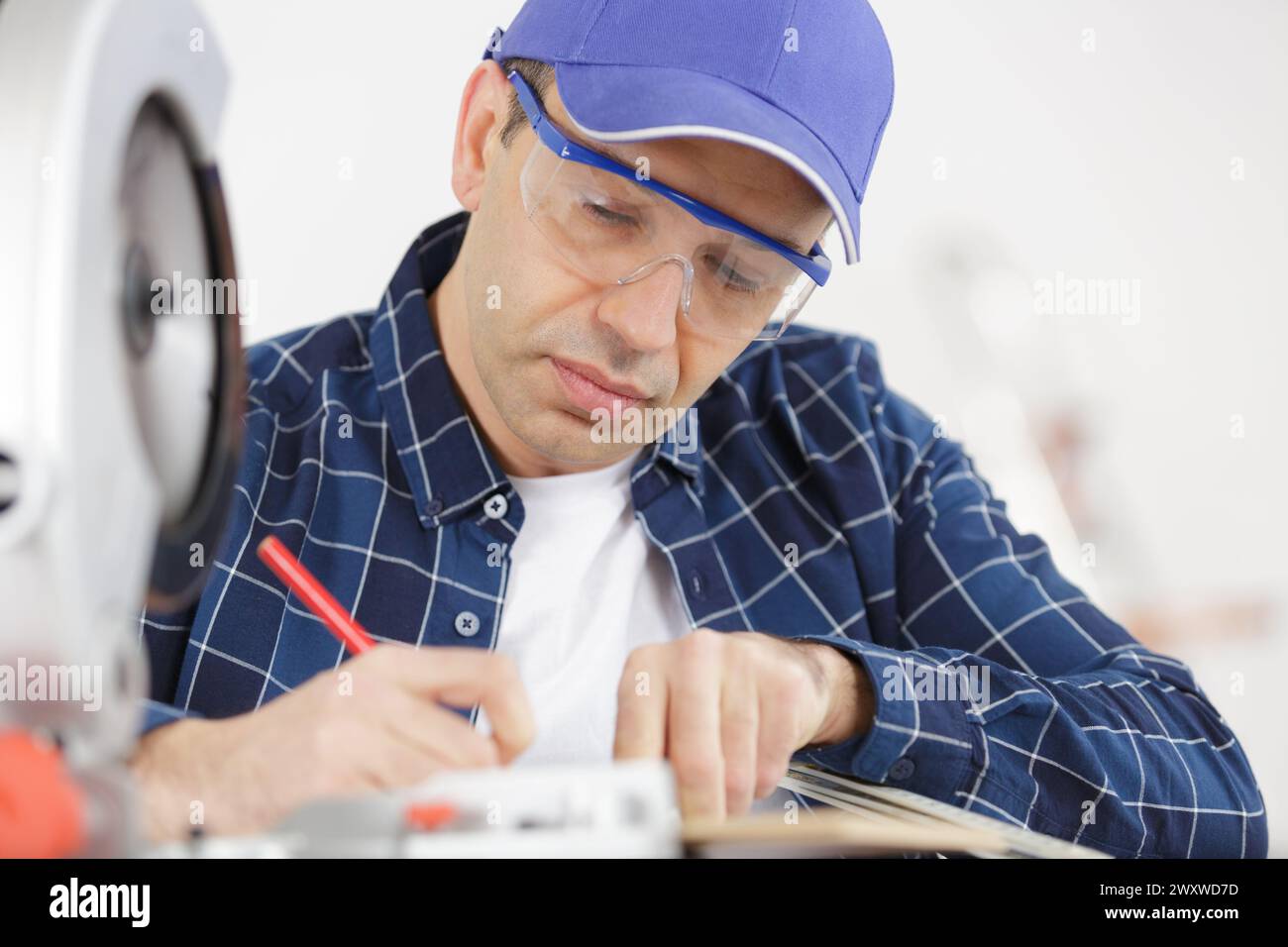Man with googles hi-res stock photography and images - Alamy